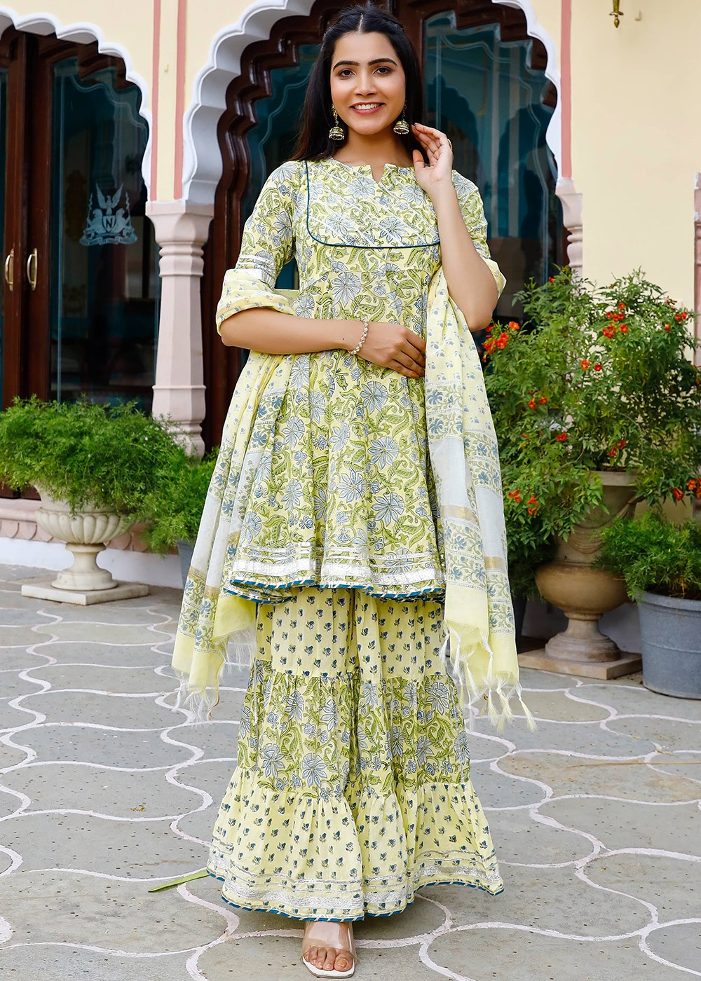 🪔Top 10 Diwali Outfits for Women for This Year | Leverage Edu